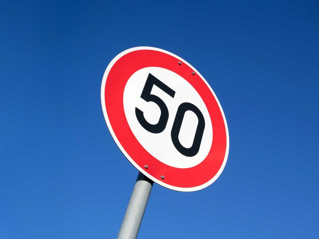 Welche Regeln gelten rund um das Tempolimit – innerorts, auf ...